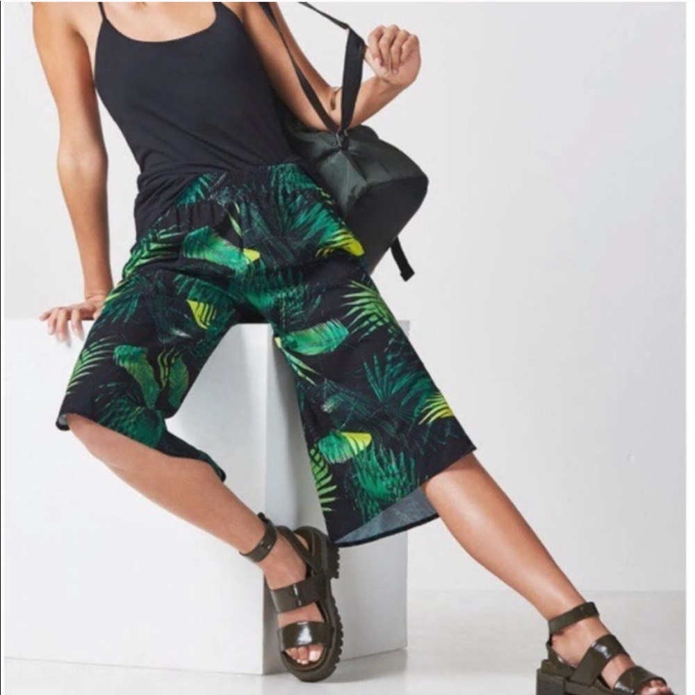 Fabletics Kate Culottes Palm Leaf Wide Leg Cropped Pa… - Gem